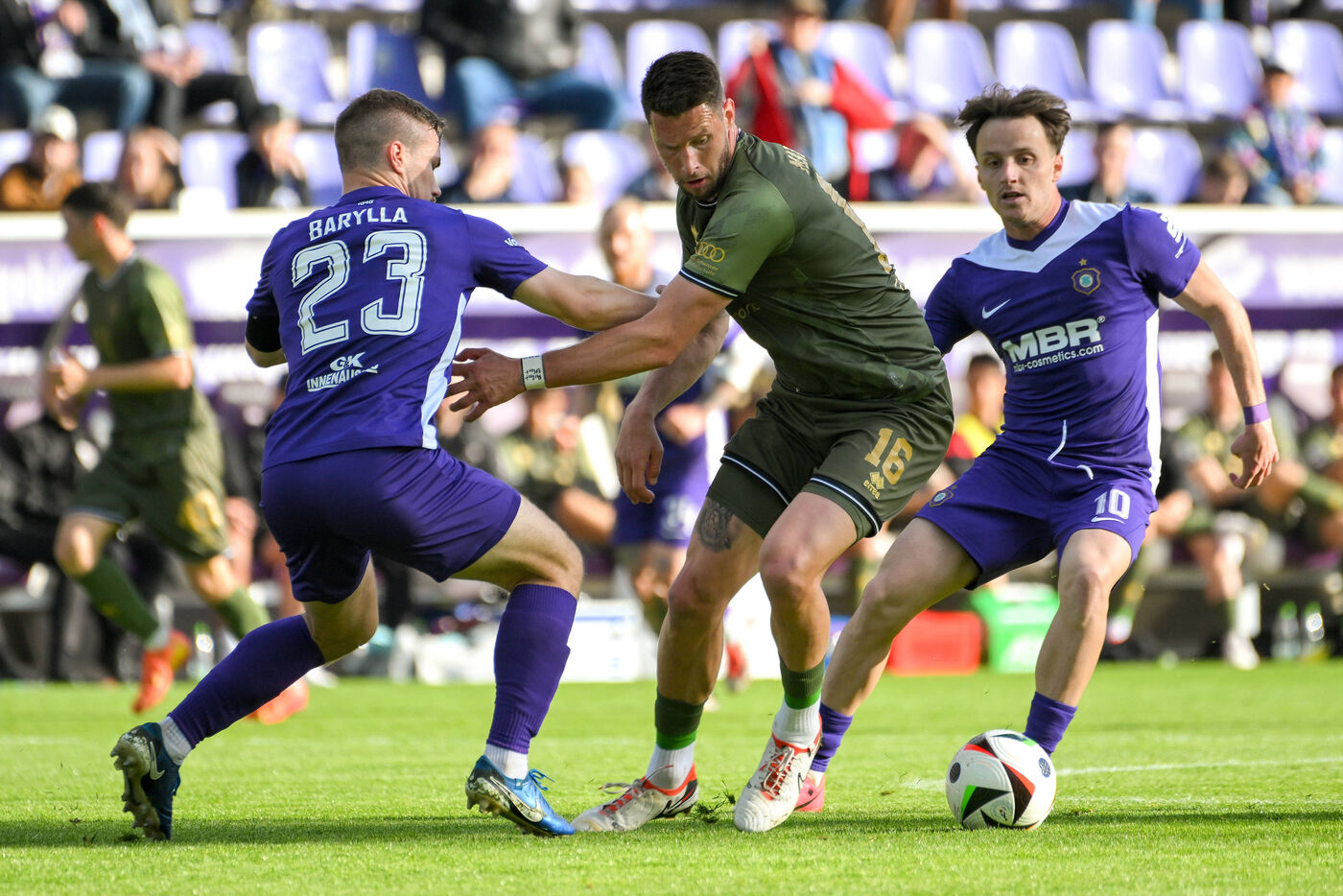 Für die Verteidigung – Aue verpflichtet erfahrenen Defensivmann - Radio ...